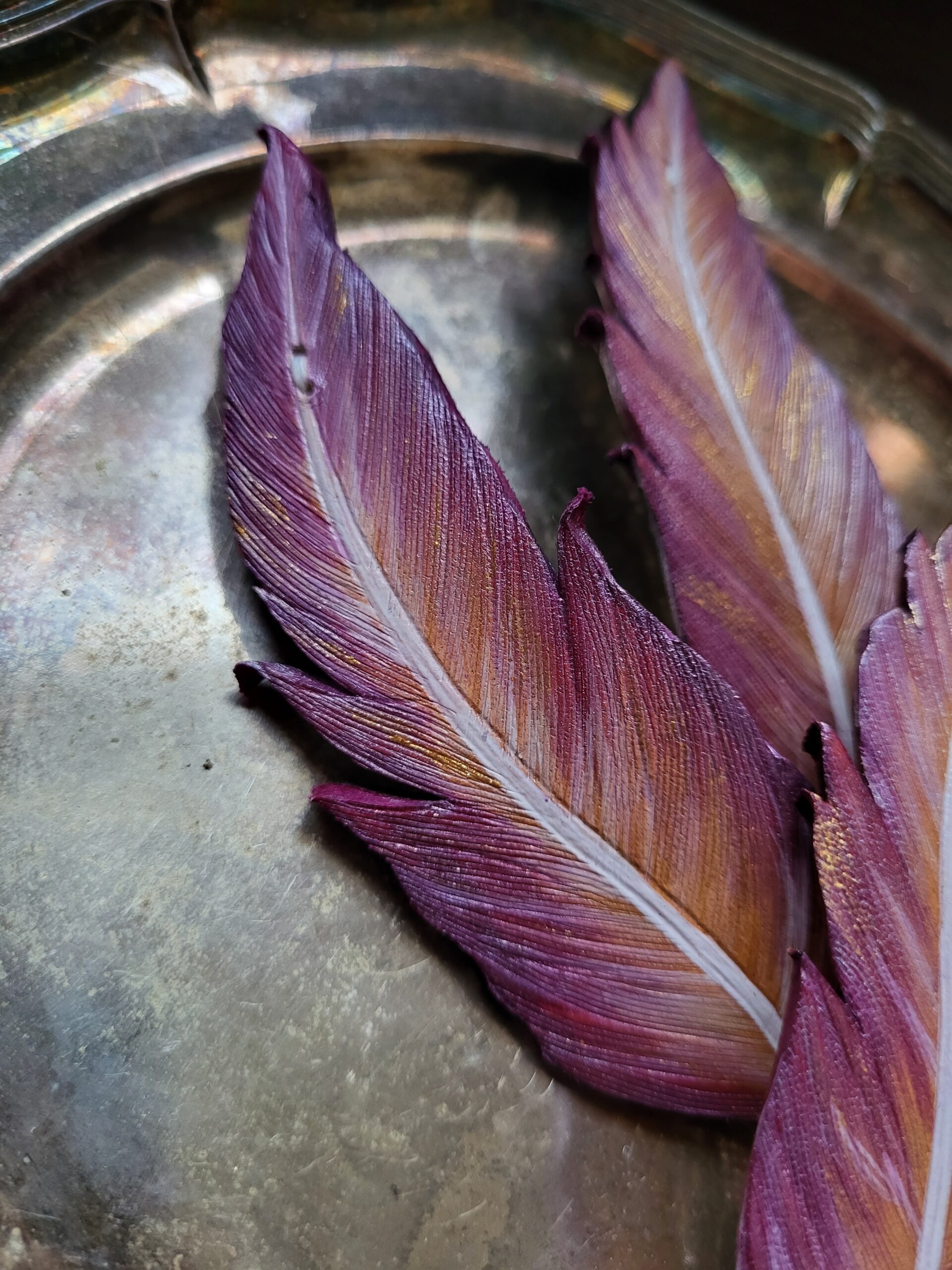 Piórko małe – fioletowe – zapięcie metalowe – Witchy Stuff Shop